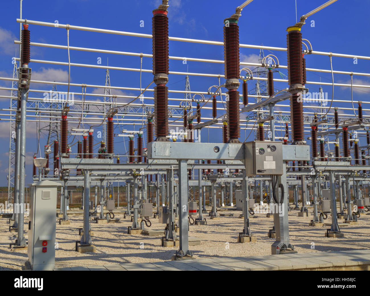 Postes de haute tension dans le poste électrique moderne Photo Stock ...