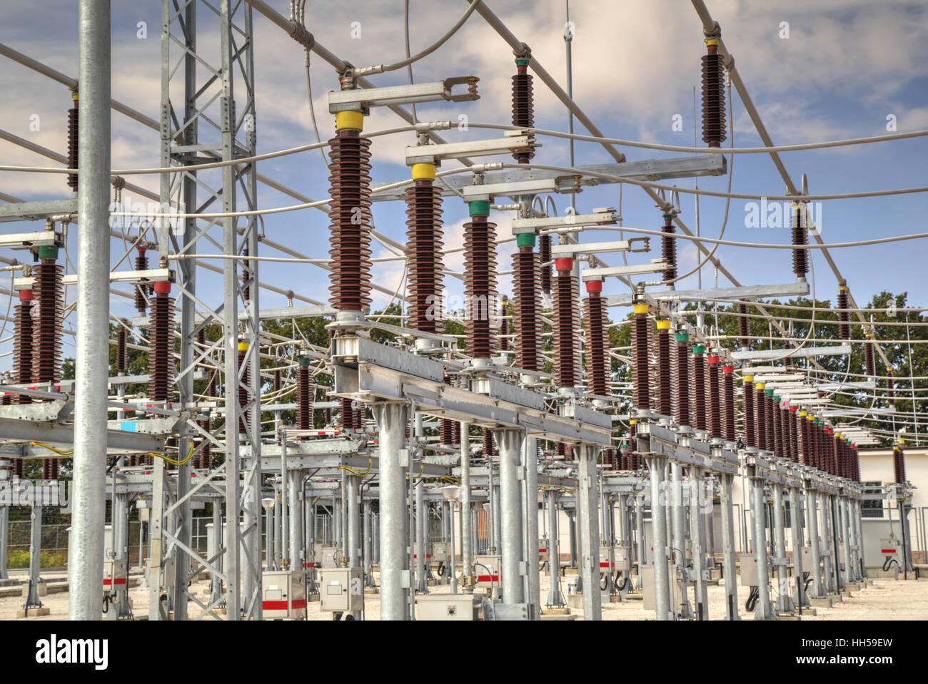 Postes de haute tension dans le poste électrique moderne Photo Stock ...