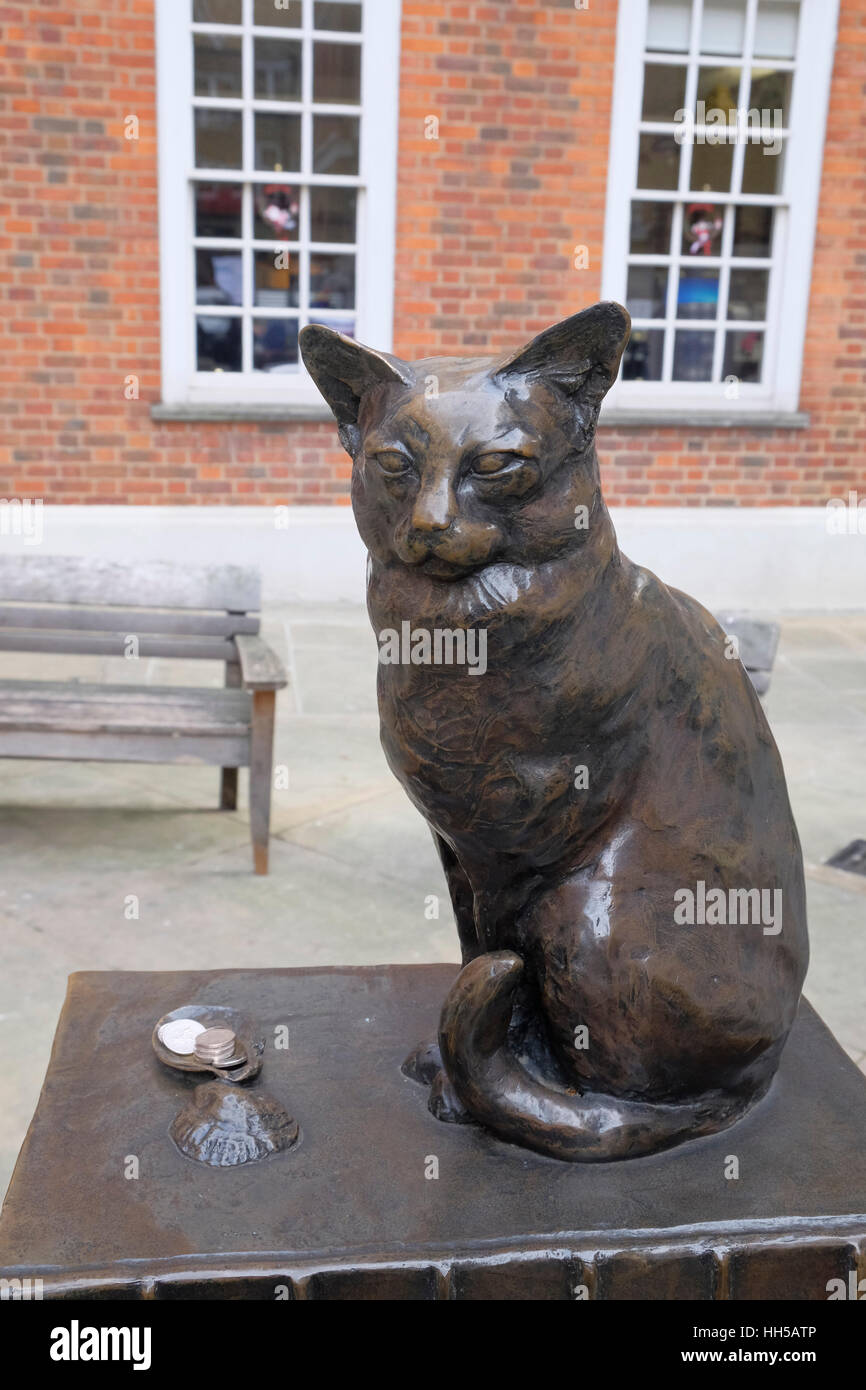 Statue de Hodge le chat par le sculpteur Jon Bickley en dehors Le Dr ...