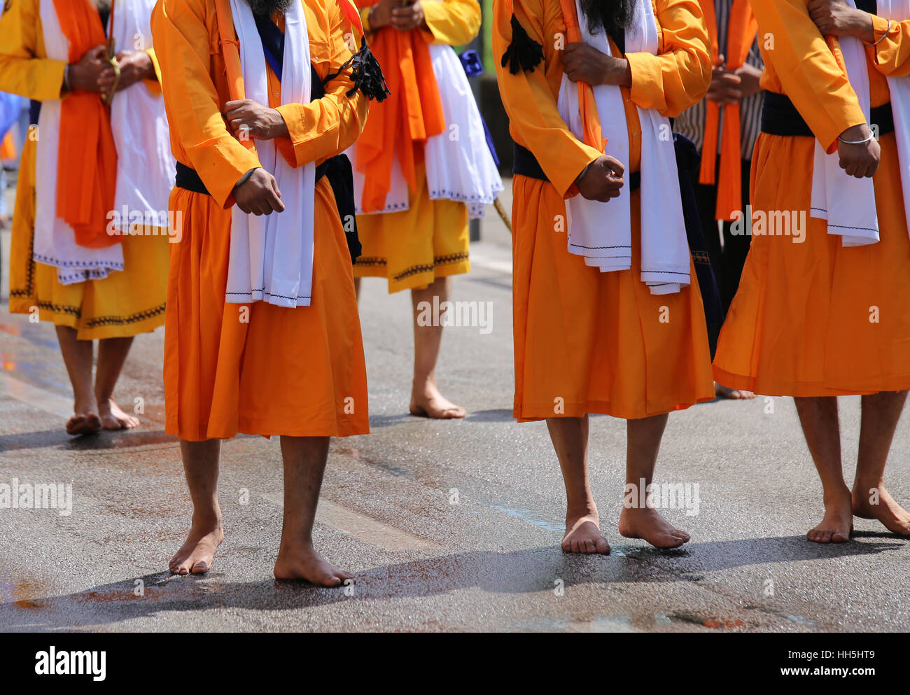 Les hommes nus de religion Sikh avec de longs vêtements orange à pied ...