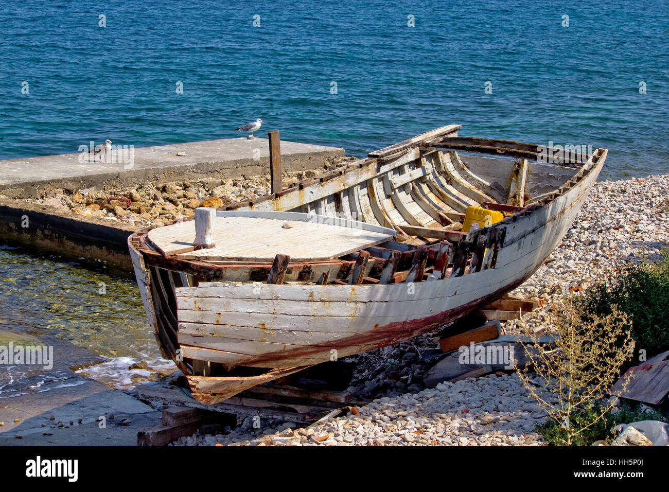 Vieux bateau en bois cassée par la mer, de la côte dalmate, Croatie Photo Stock - Alamy