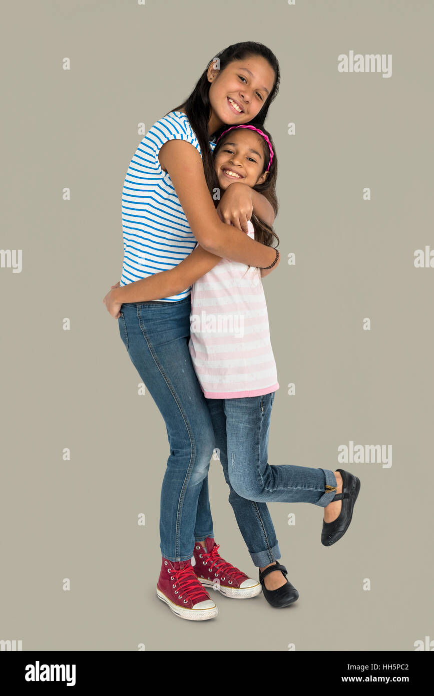 Two Asian Girl Sisters Hugging Banque De Photographies Et Dimages à