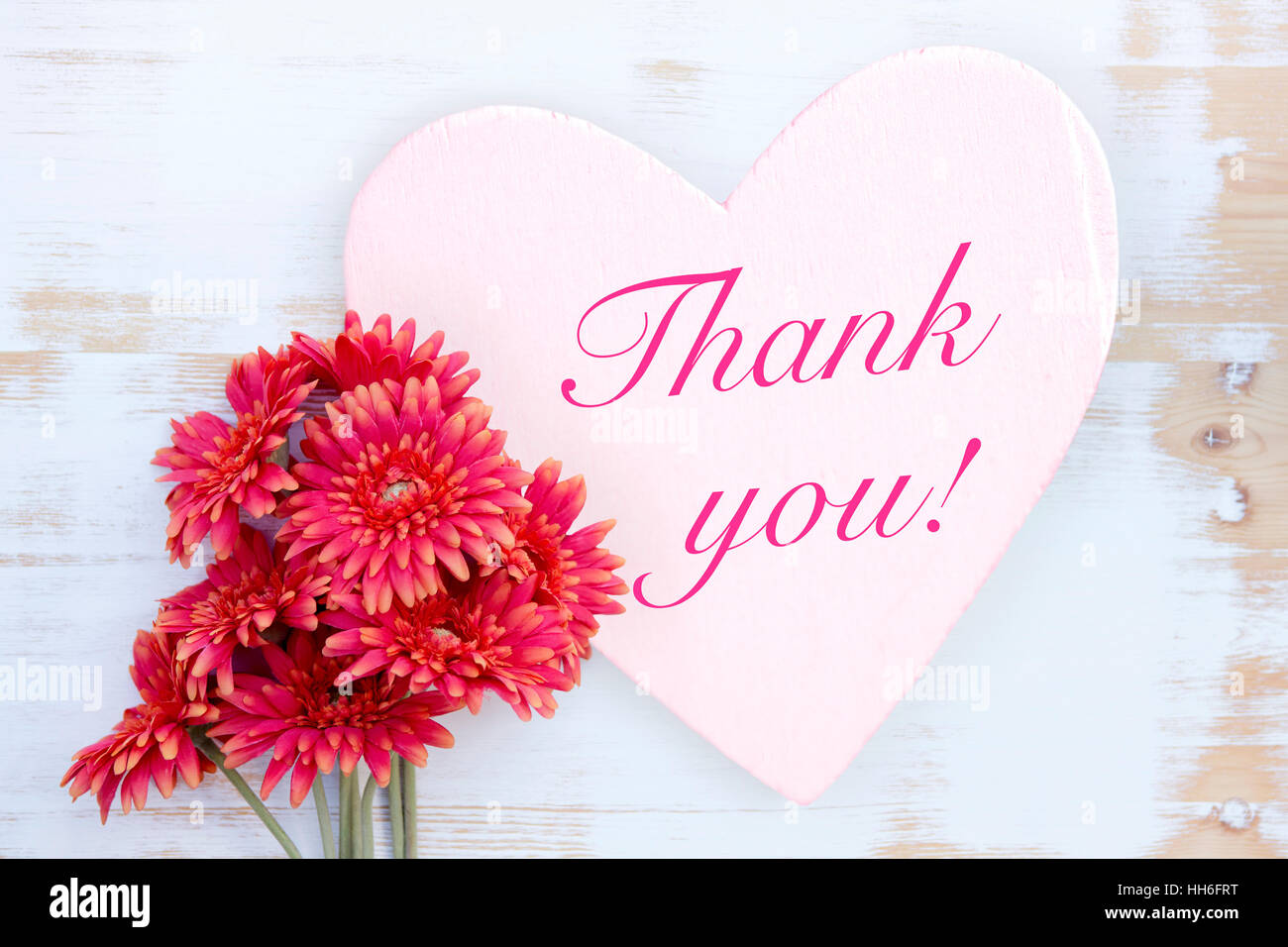 Les fleurs rouges sur le tableau blanc en bois avec coeur et mots Merci ...