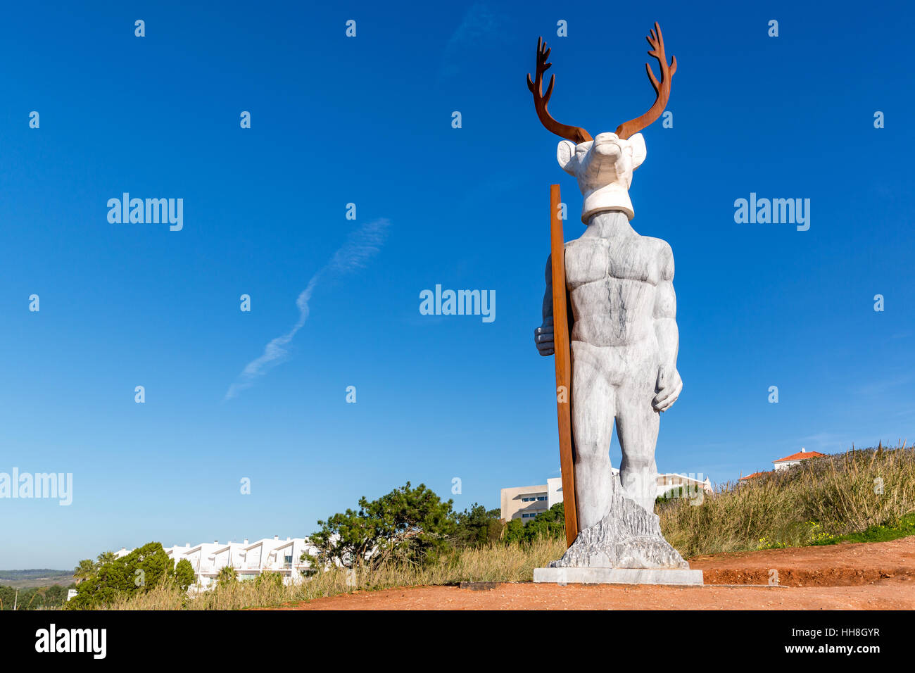 Statue d'un surfer sur la plage Praia do Norte à Nazaré, offert par le ...