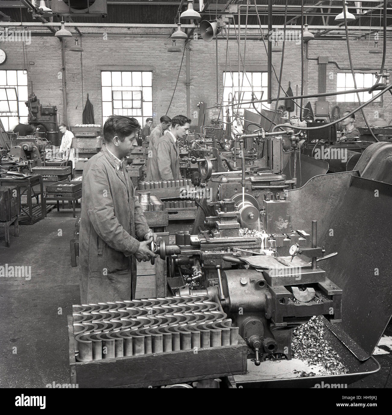 Années 1950 Historique Les Travailleurs En Usine à Laide De Machines