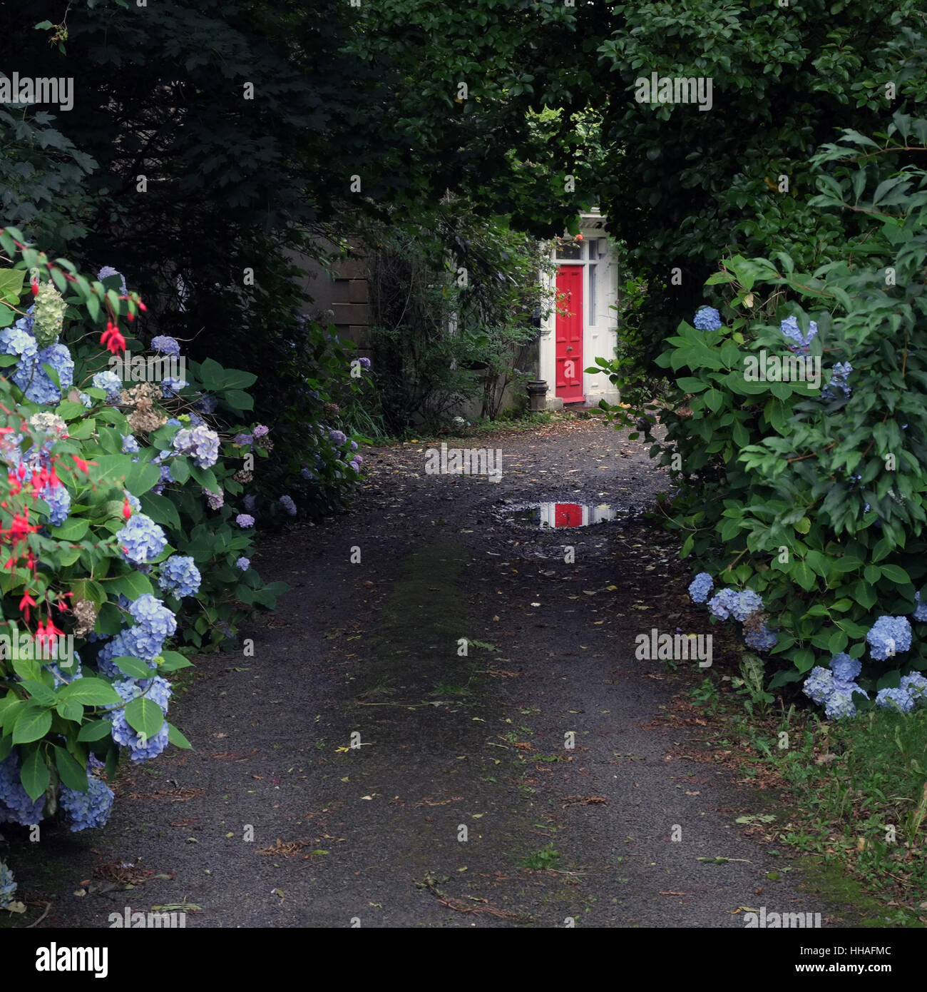 Petite porte rouge Banque de photographies et d’images à haute ...
