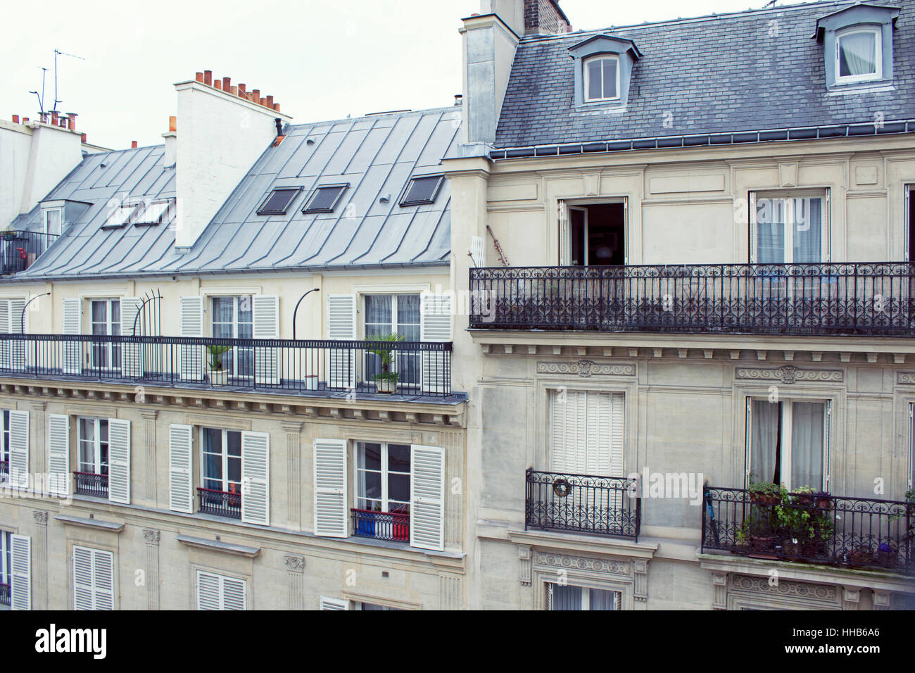 Façade typique des bâtiments haussmanniens parisiens : Détail du balcon ...