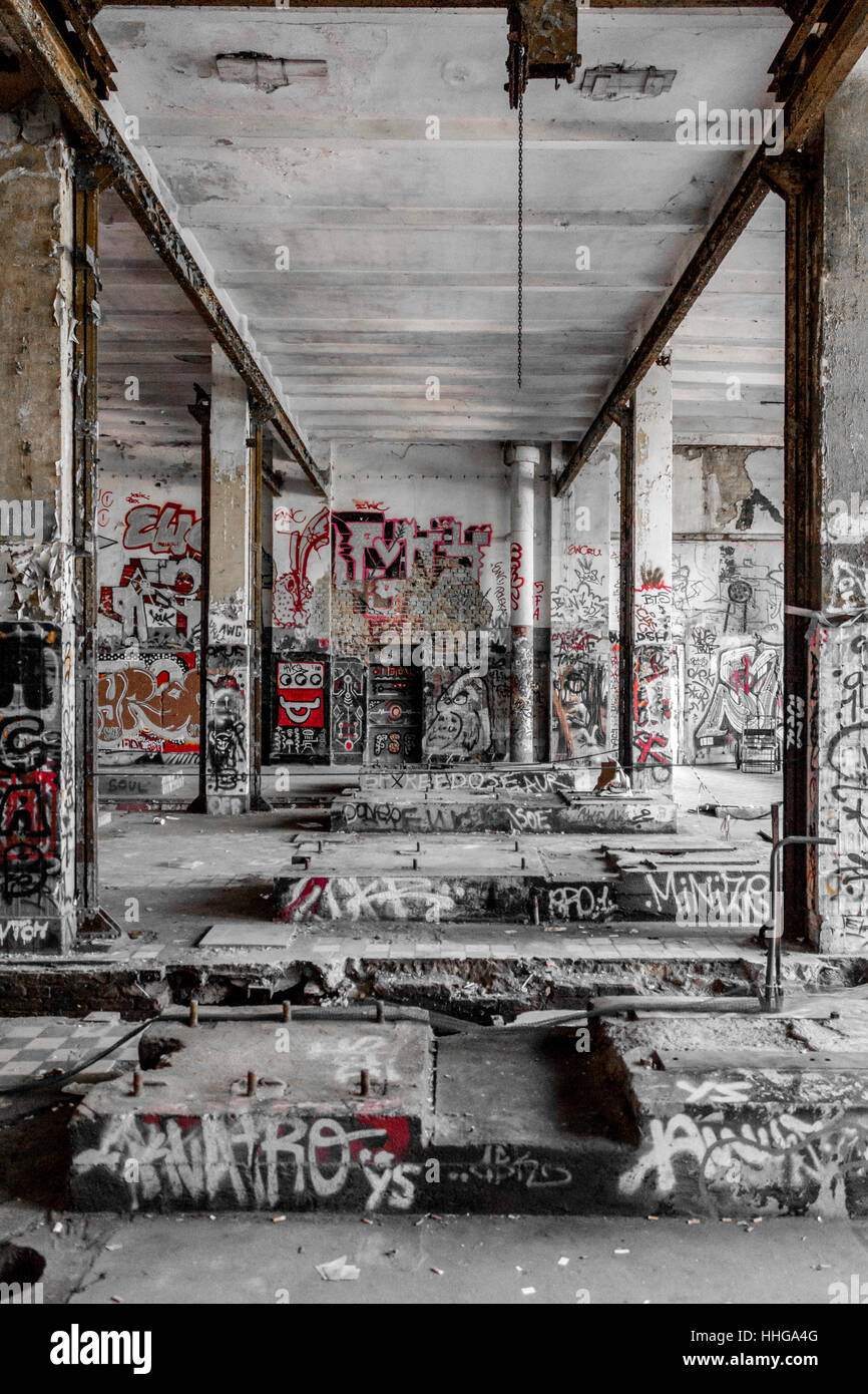 Salle vide usine abandonnée en ruine - bâtiment délabré Photo Stock - Alamy