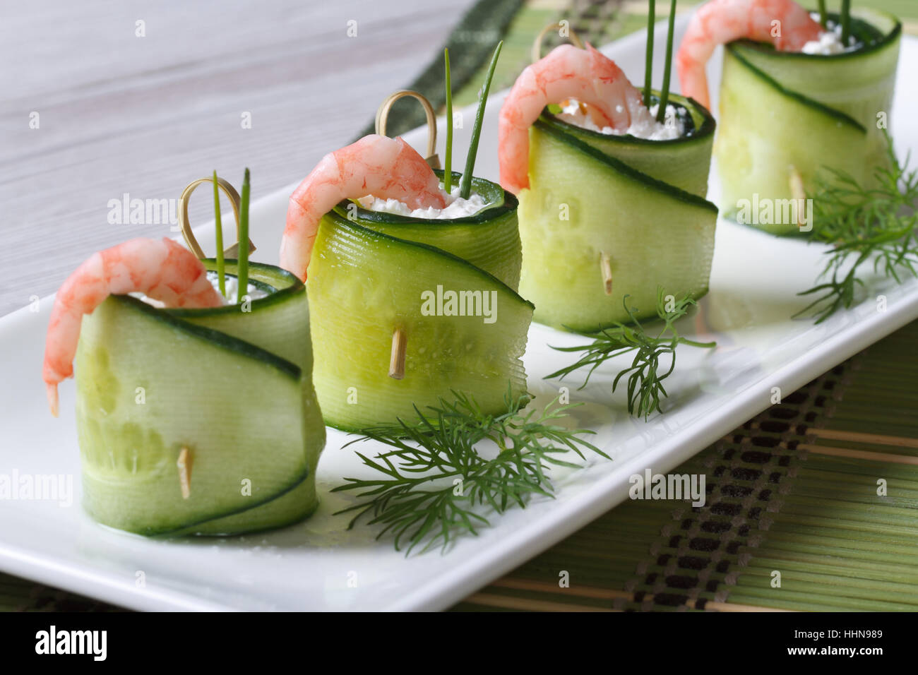 Apéritif de rouleaux de concombre aux crevettes et fromage à la crème ...