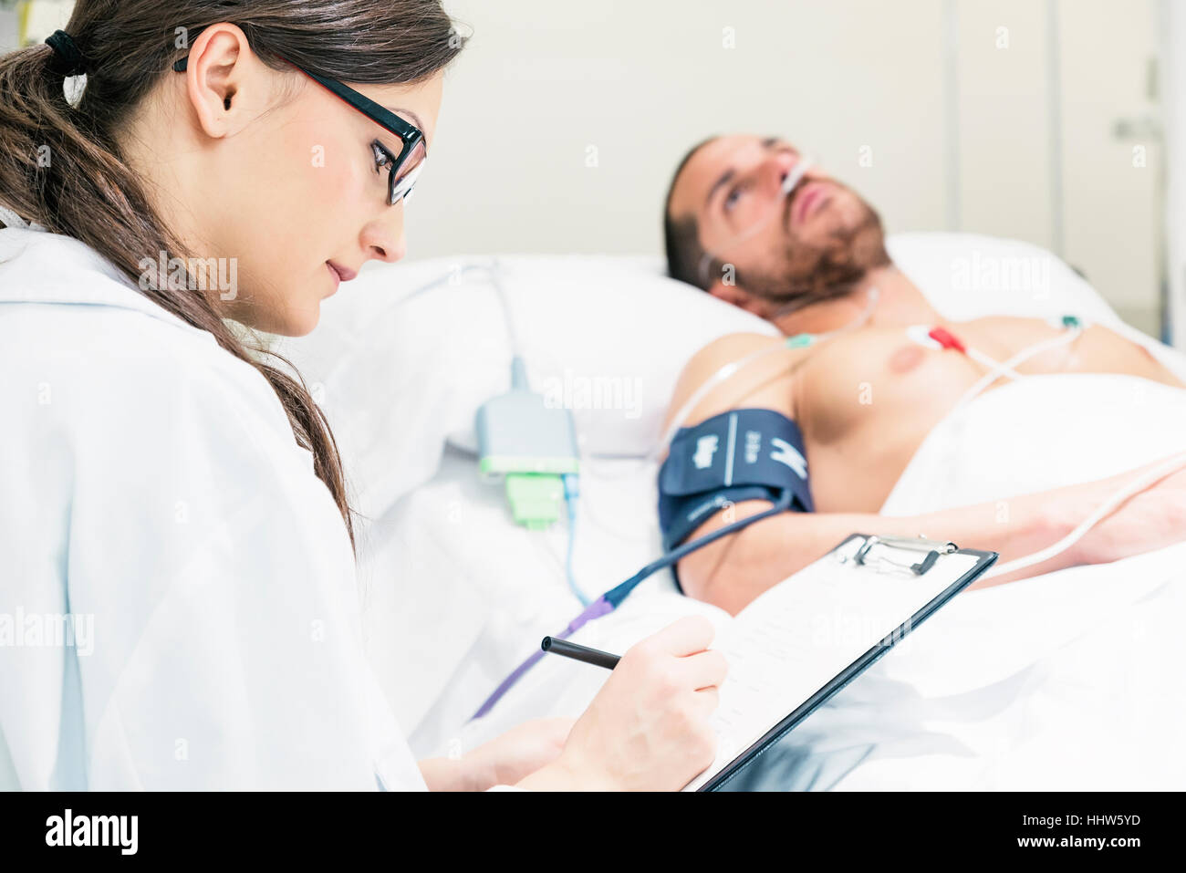 Médecin soigne un patient malade Photo Stock - Alamy
