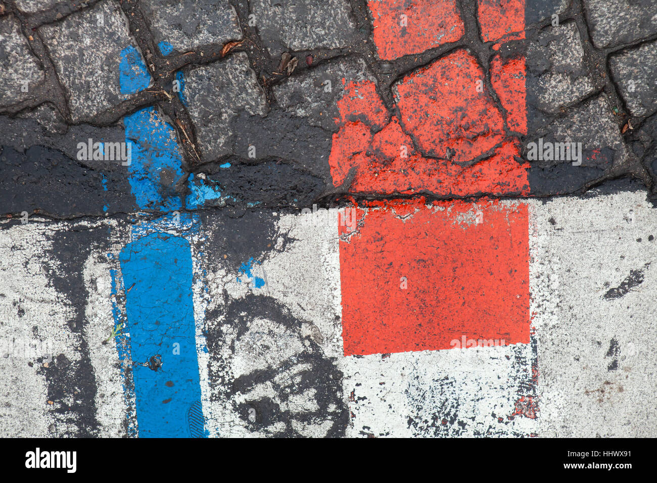 Zebra crossing dans les couleurs du drapeau sur les Champs-Elysées à ...
