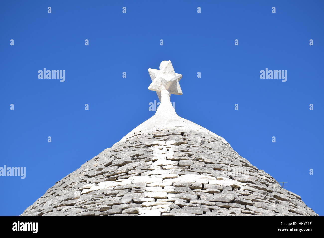 Le toit conique typique des maisons trulli et ses symboles à ...