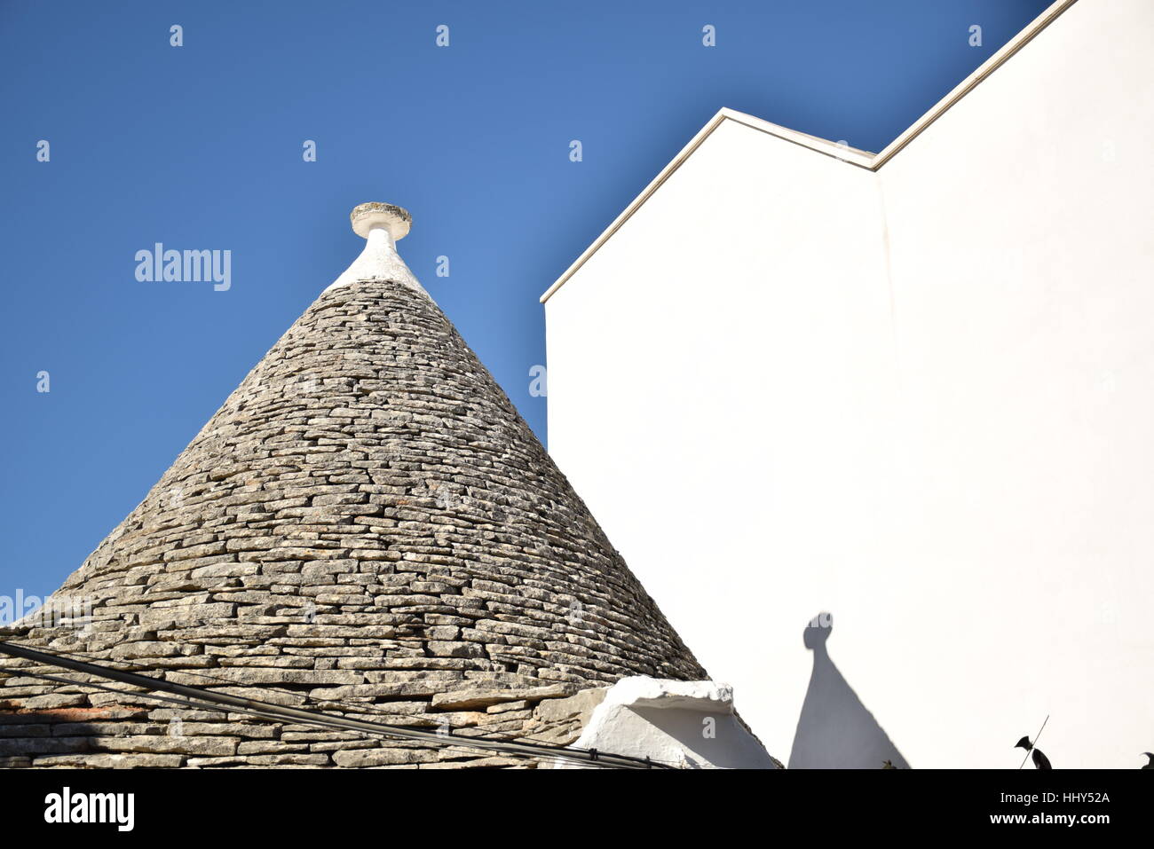 Le toit conique typique des maisons trulli et ses symboles à ...