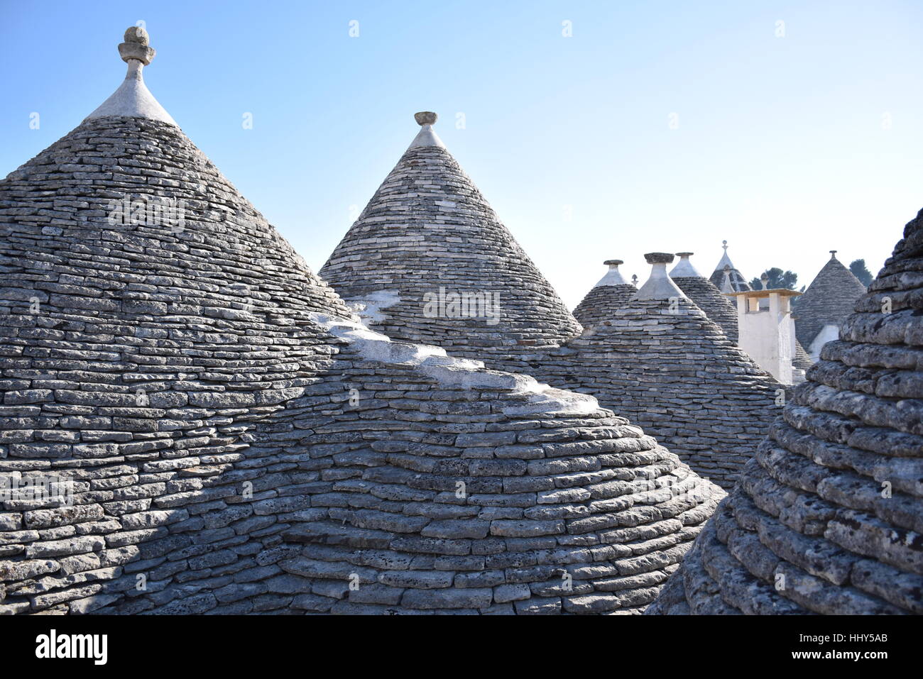 Le toit conique typique des maisons trulli et ses symboles à ...