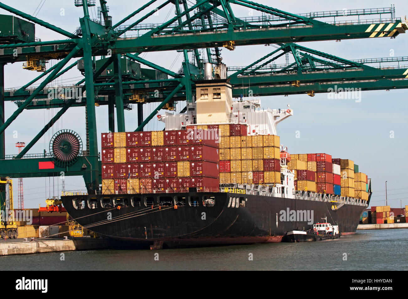 Déchargement de conteneurs dans un port Photo Stock - Alamy