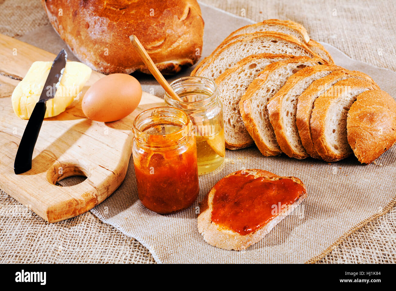 Petit déjeuner avec pain, beurre, confiture et miel , oeuf sur la toile Photo Stock - Alamy