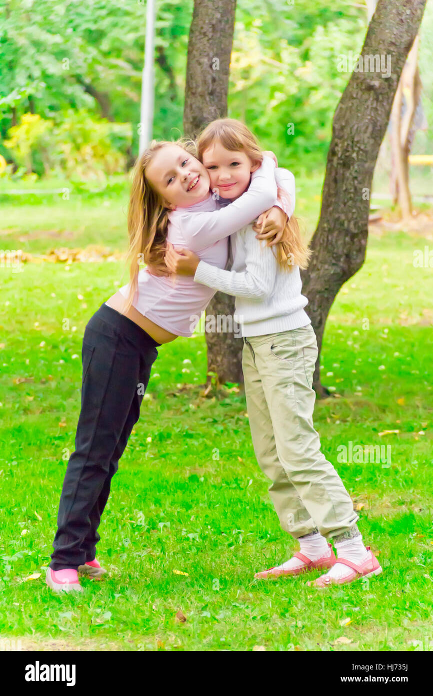 Photo de deux jeunes filles jouant en été Photo Stock - Alamy
