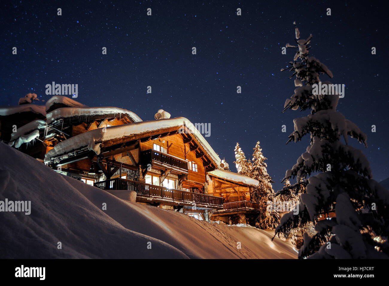 Chalet alpin neige profonde Banque de photographies et d’images à haute ...