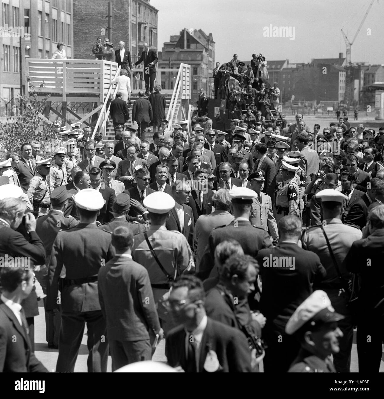 Président américain John F. Kennedy (M) le 26 juin 1963 à Berlin sur ...