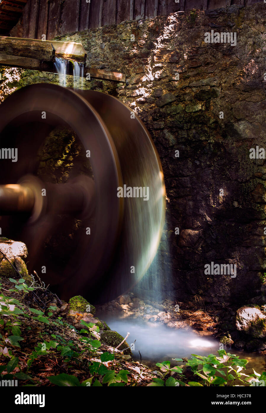 La rotation de la roue tournante en bois et de travail Photo Stock - Alamy
