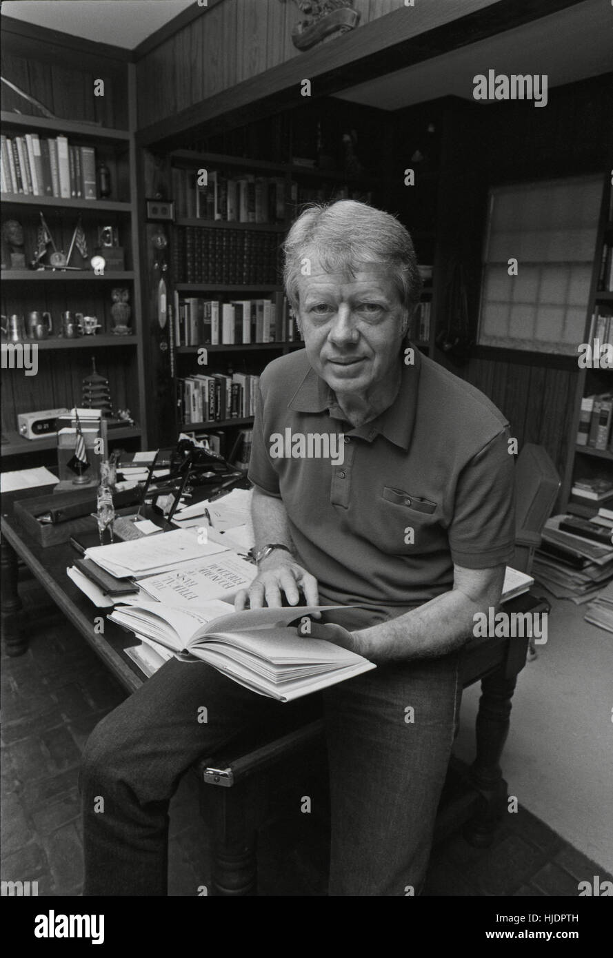 Jimmy carter dans son étude à sa maison Woodland Drive de 1 à Plains ...