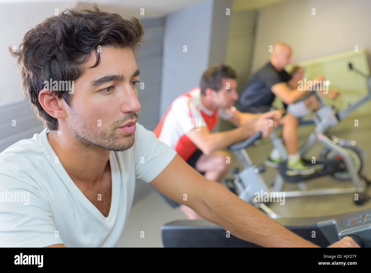 Indoor cycling class Banque de photographies et d’images à haute ...
