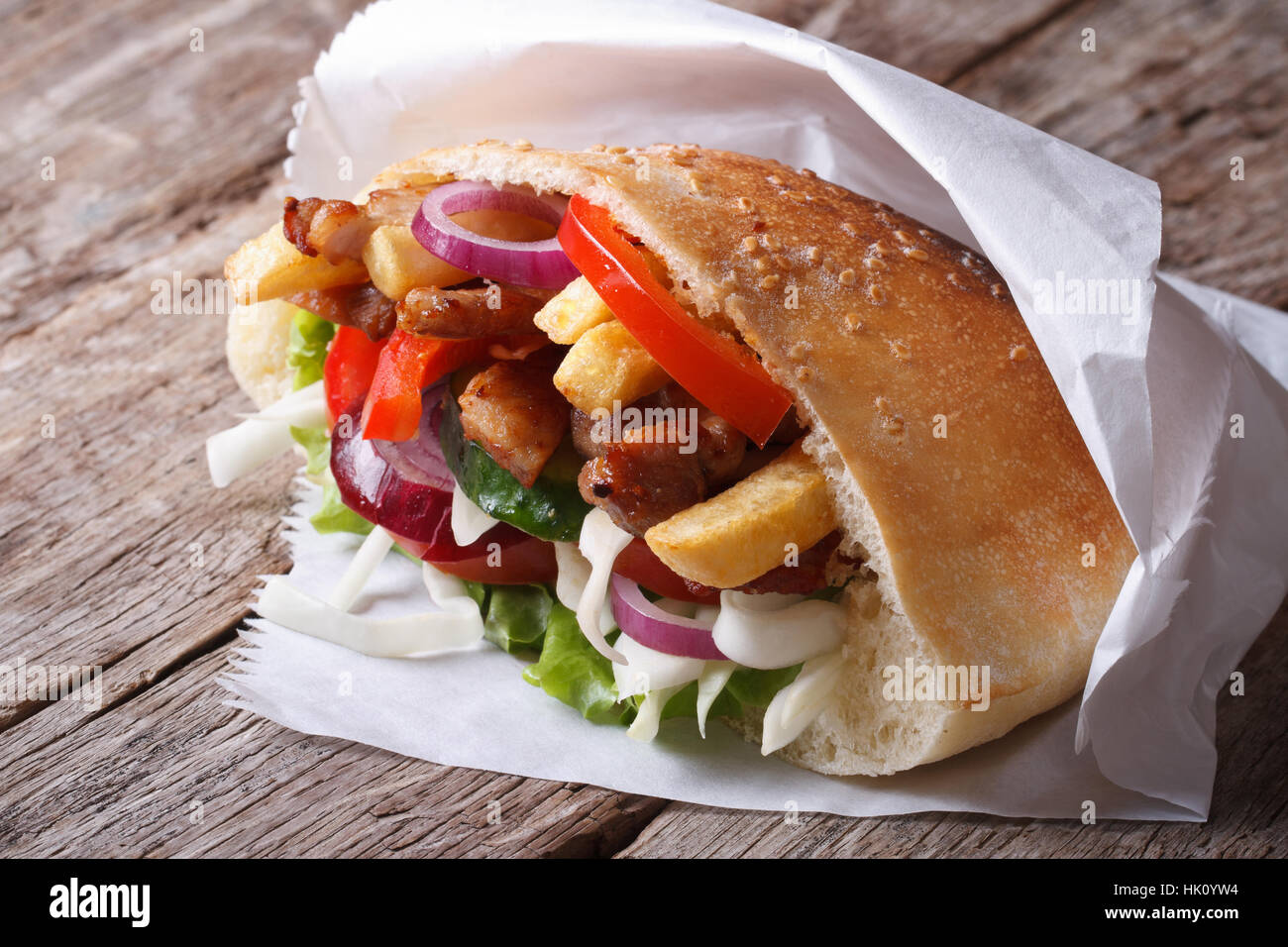 Döner Kebab avec de la viande, des pommes de terre sautées et légumes ...