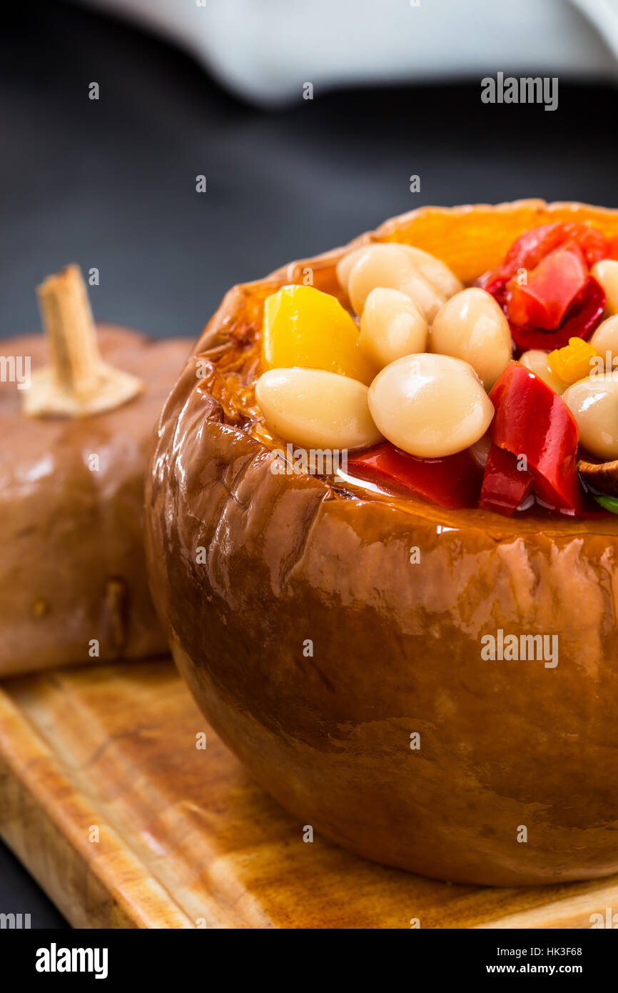 Le haricot blanc et rouge légumes ragoût dans des bols de potiron servi ...