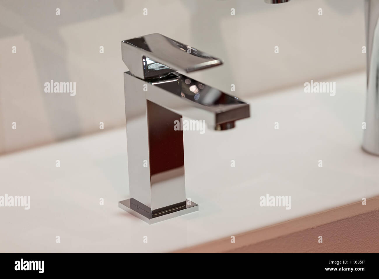 Robinet moderne pour l'eau sur l'évier ou sur le mur, note faible ...