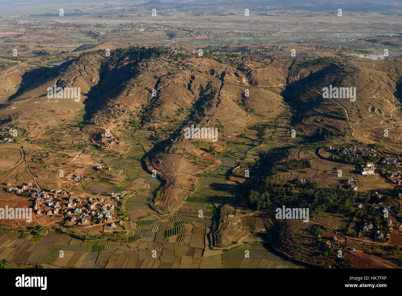 MADAGASCAR, vol pour Antananarivo, village et de rizières dans les ...