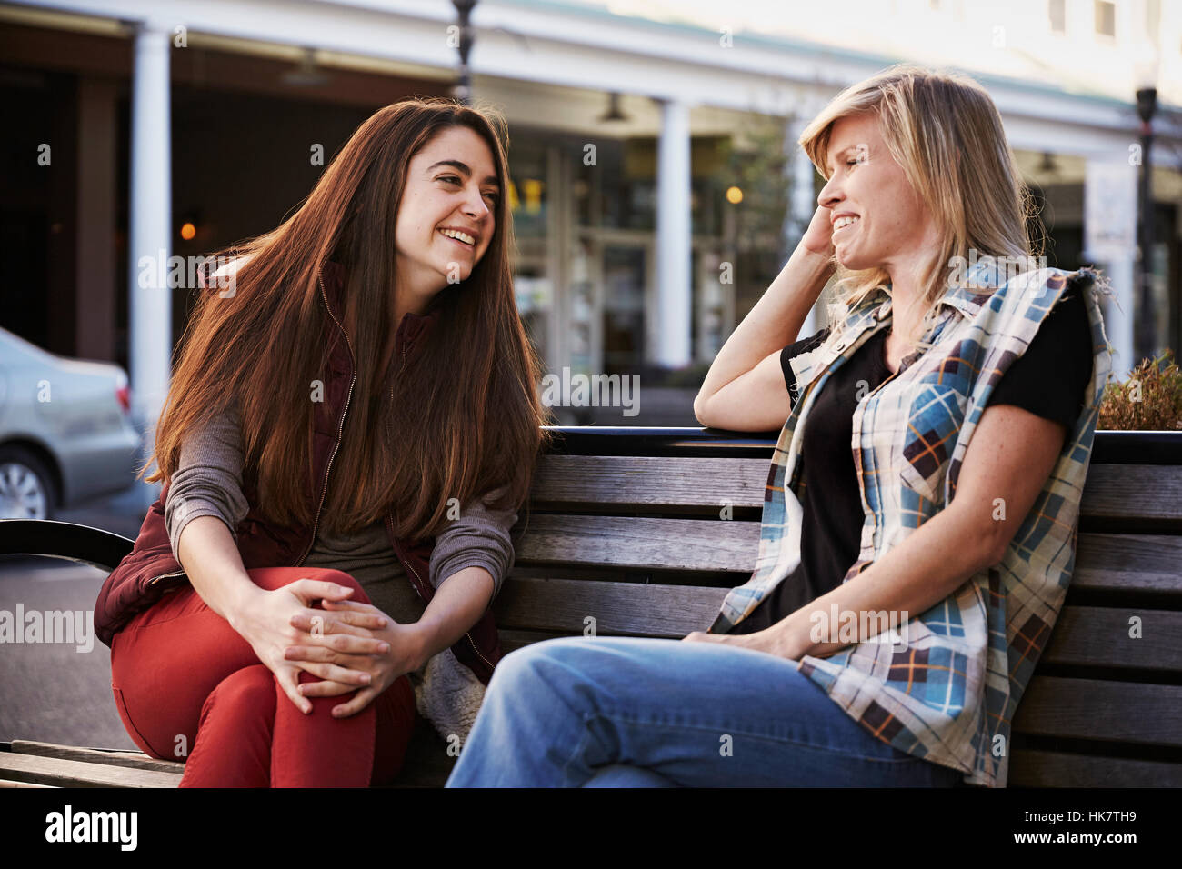 Deux femmes assises sur une banquette Banque de photographies et d ...