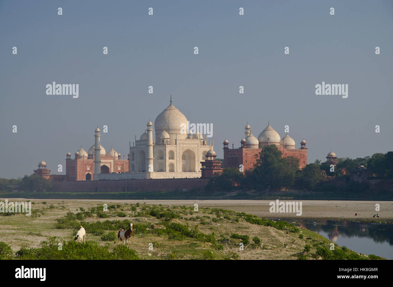 Le Taj Mahal, le plus beau bâtiment du monde, vu à travers l'une des ...