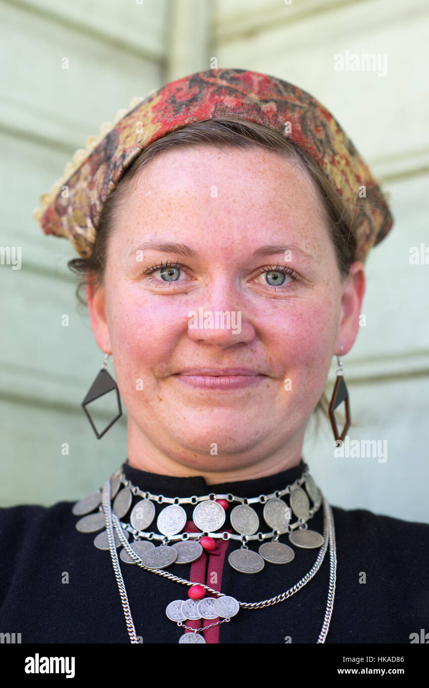 Portrait de femme célibataire de Seto personnes en costume traditionnel ...