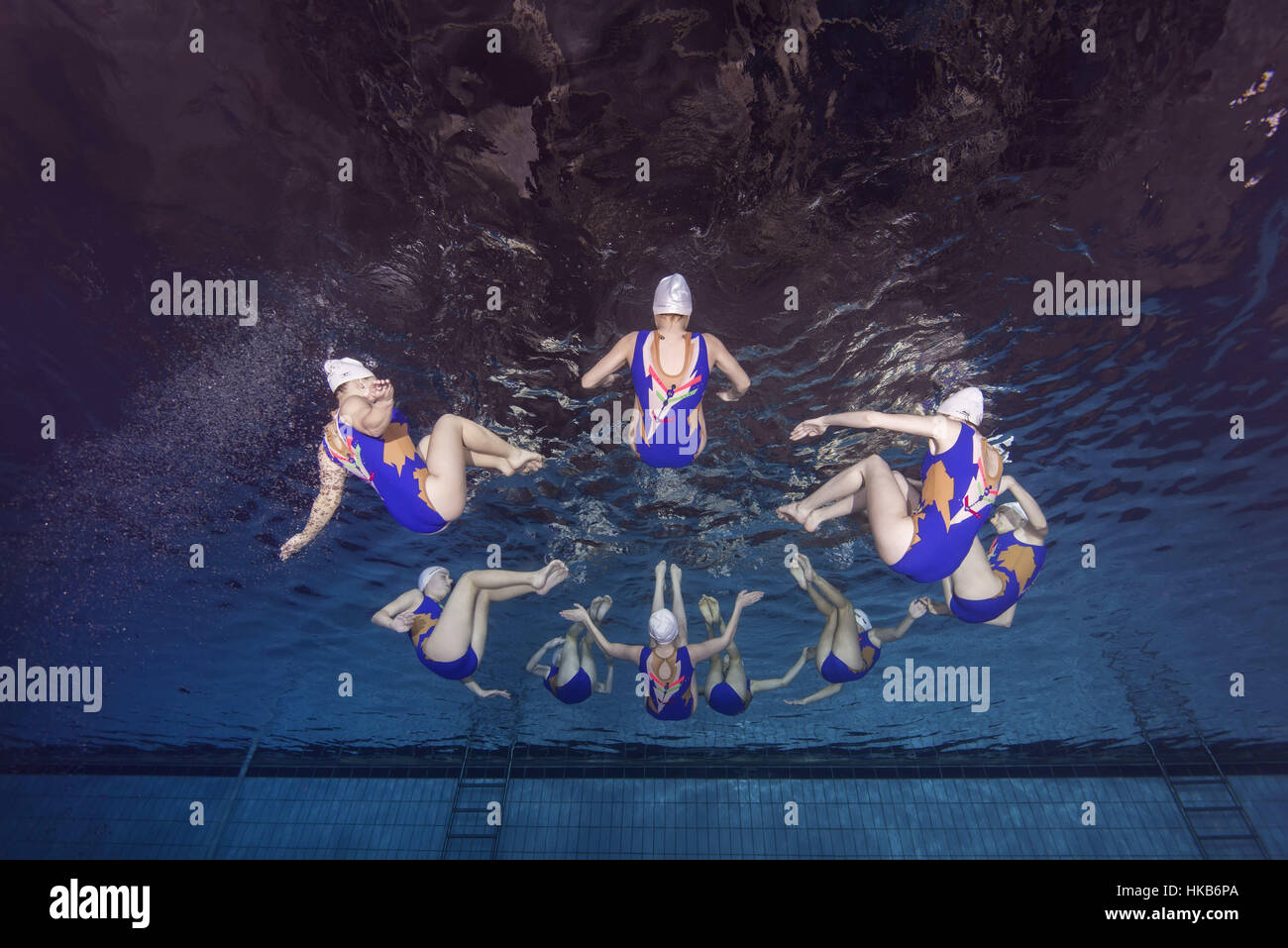 Synchronized swimmers underwater Banque de photographies et d’images à ...