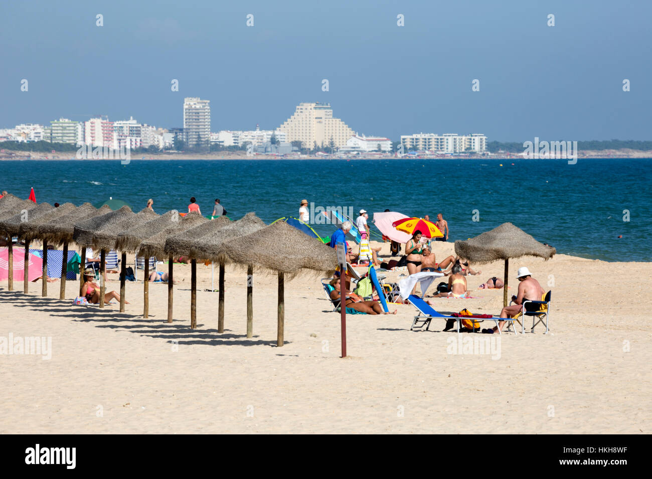 Praia de plage de Manta Rota avec Monte Gordo en distance, Manta Rota ...