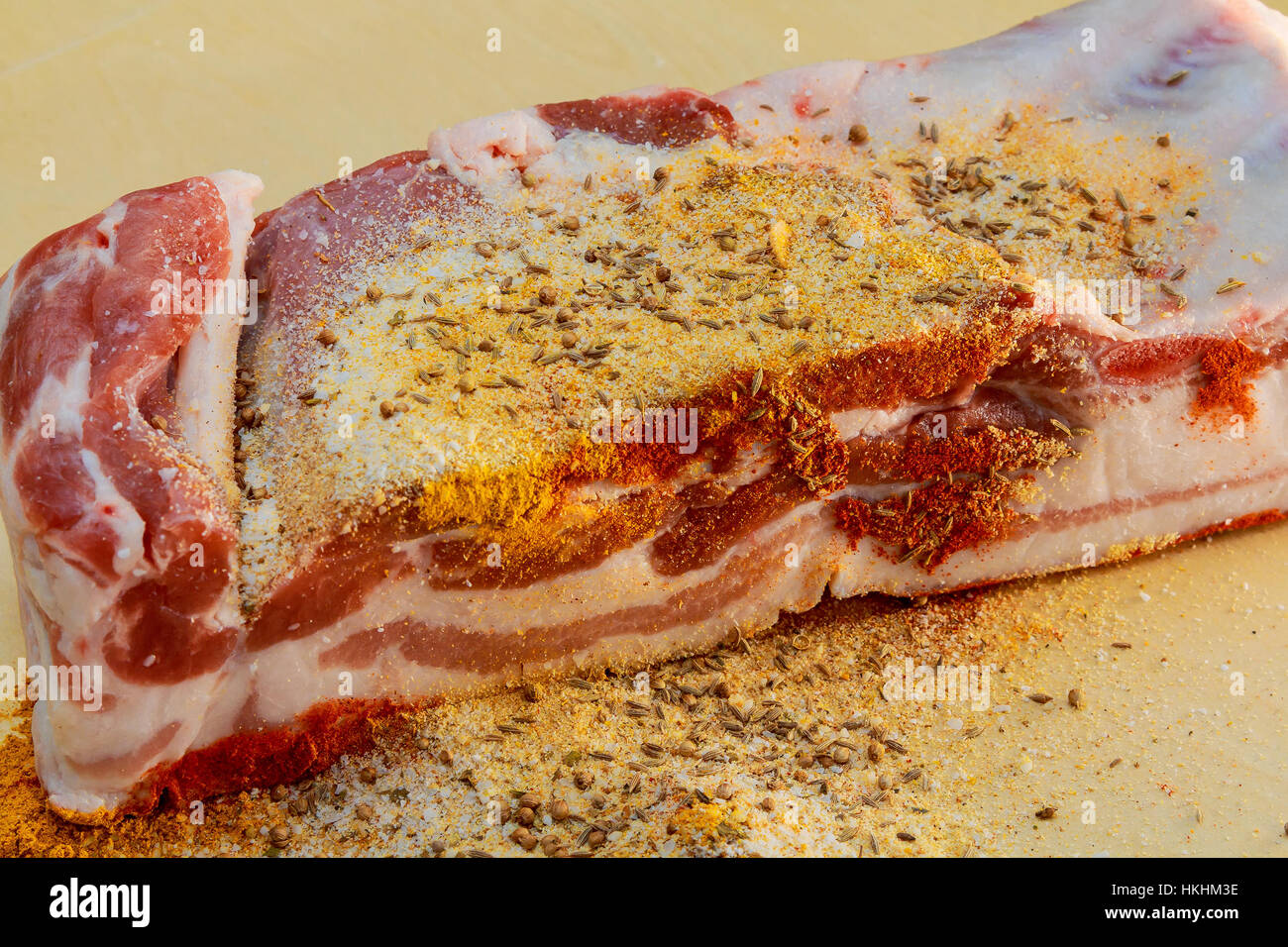 Le saindoux de porc aux épices et épices bacon de porc cru Photo Stock ...