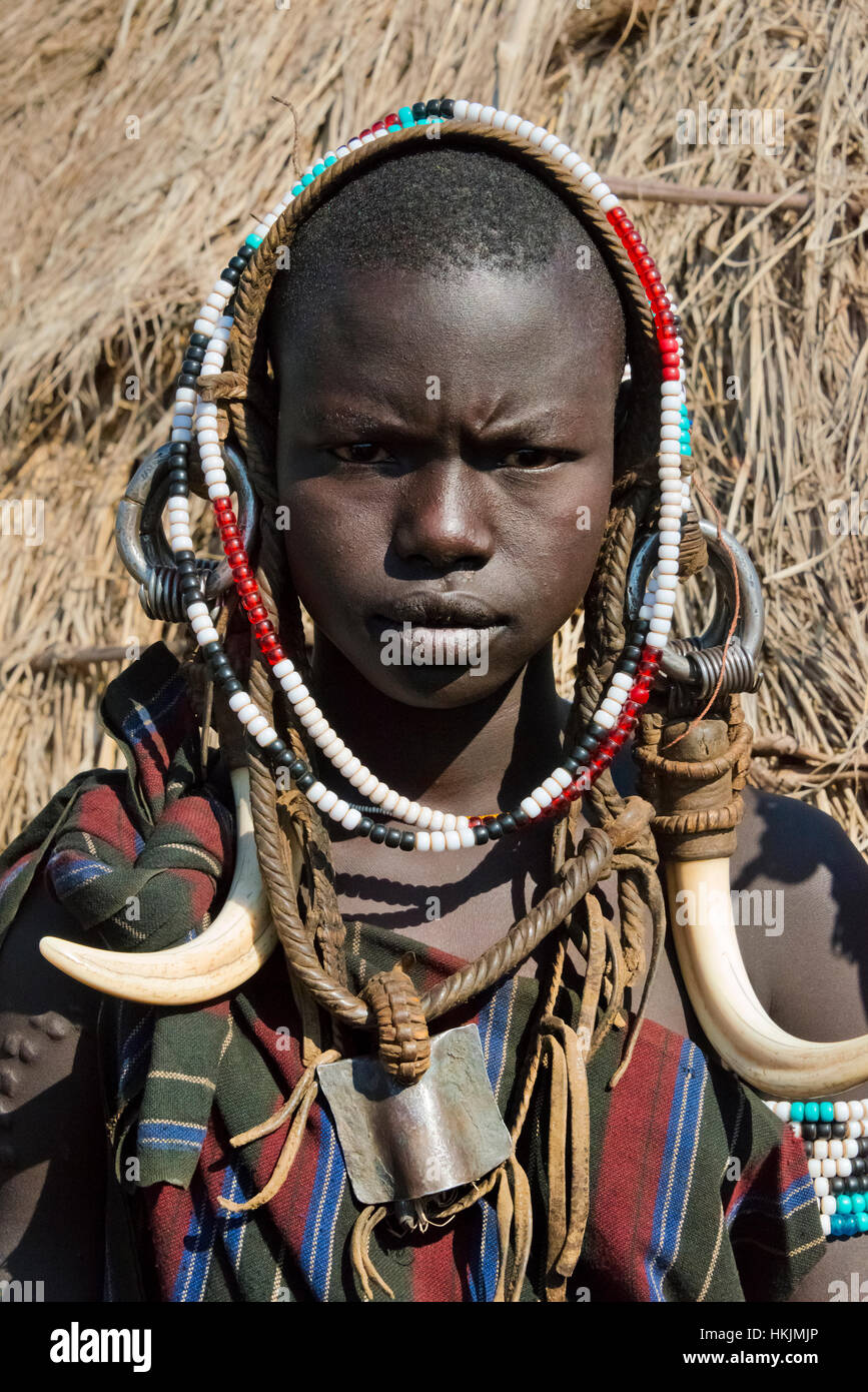 Femme mursi éthiopienne Banque de photographies et d’images à haute ...
