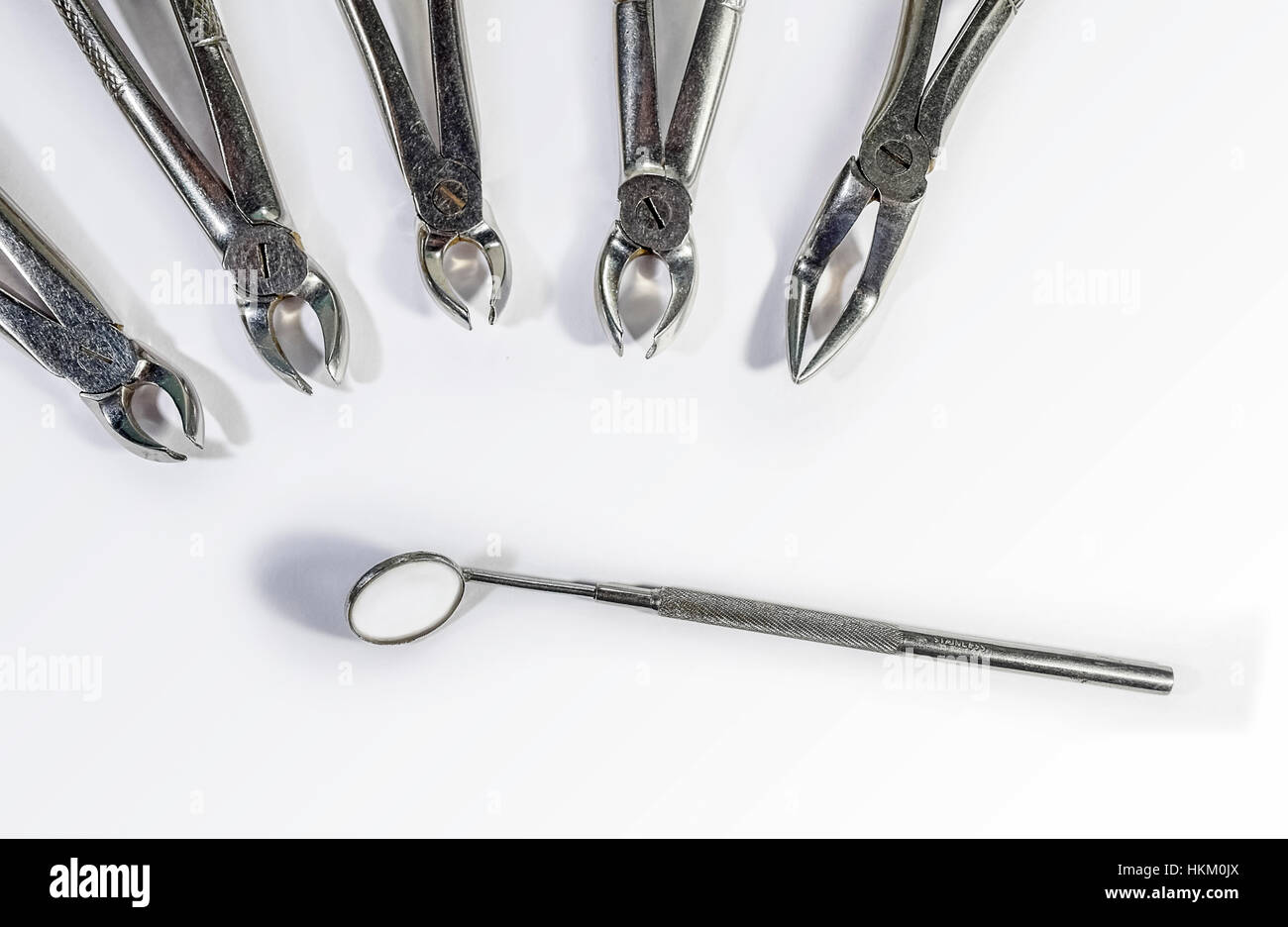 Instruments dentaires organisés sur le tableau blanc.isolé sur blanc ...