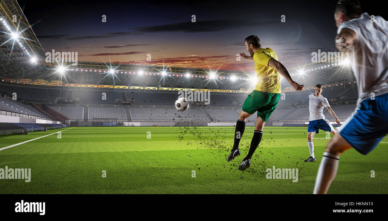 Joueurs de football en action sur la lutte contre le stade de ball ...