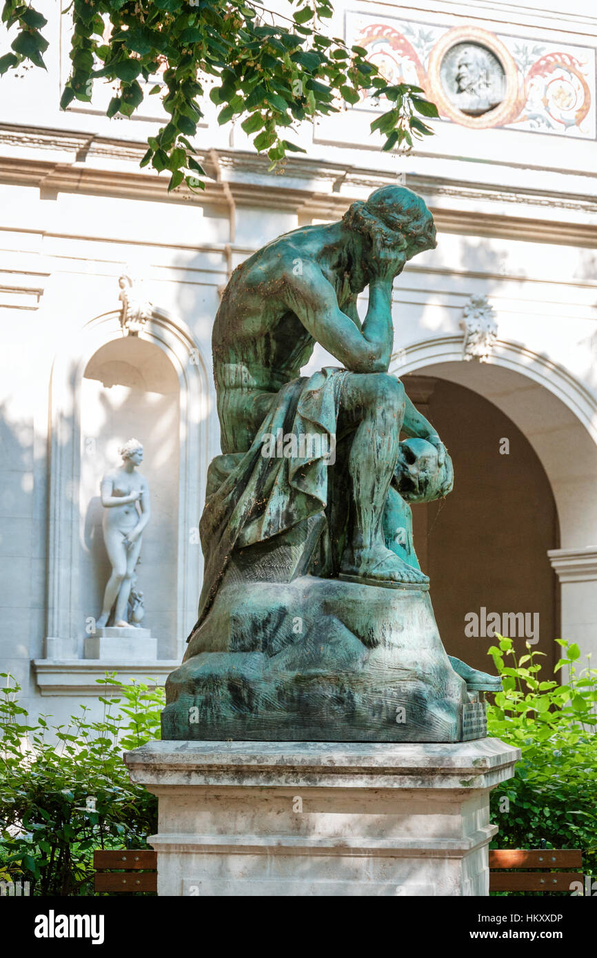 Sculpture dans le Musée des beaux-arts de Lyon, France. Des statues ...