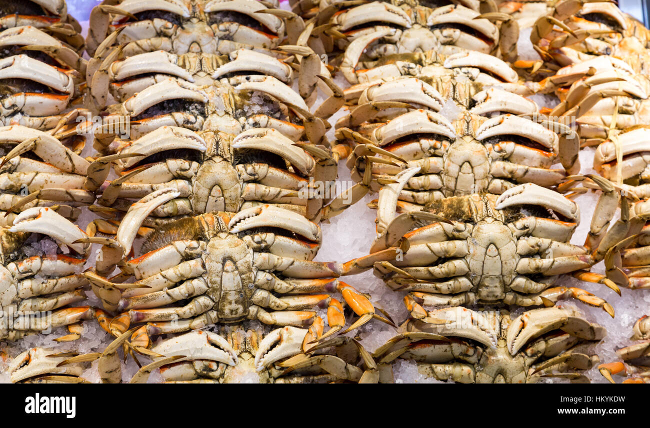 Les crabes sur la glace dans un marché de fruits de mer Photo Stock - Alamy