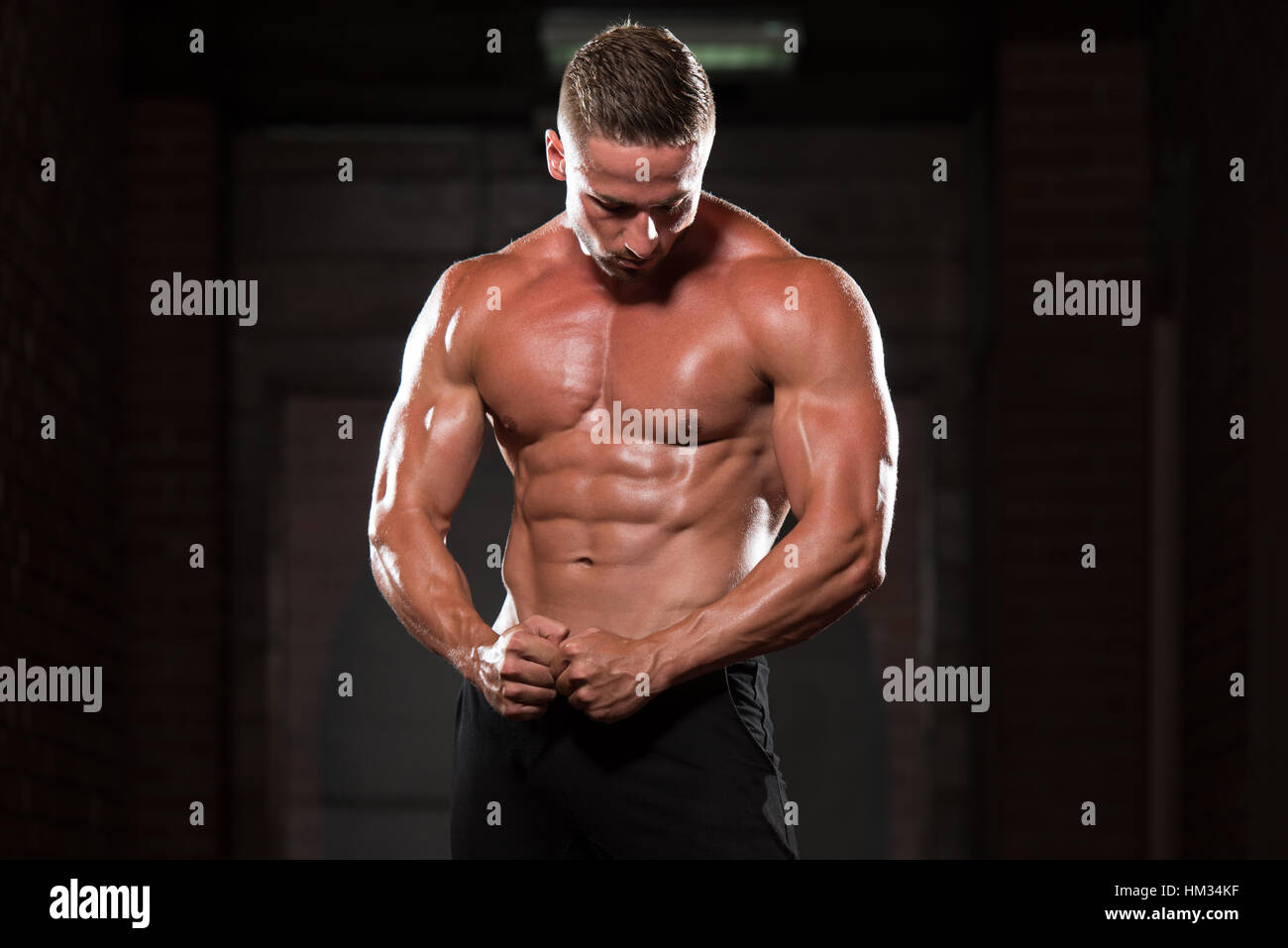 Portrait d'un jeune homme en bonne forme physique montrant son corps ...