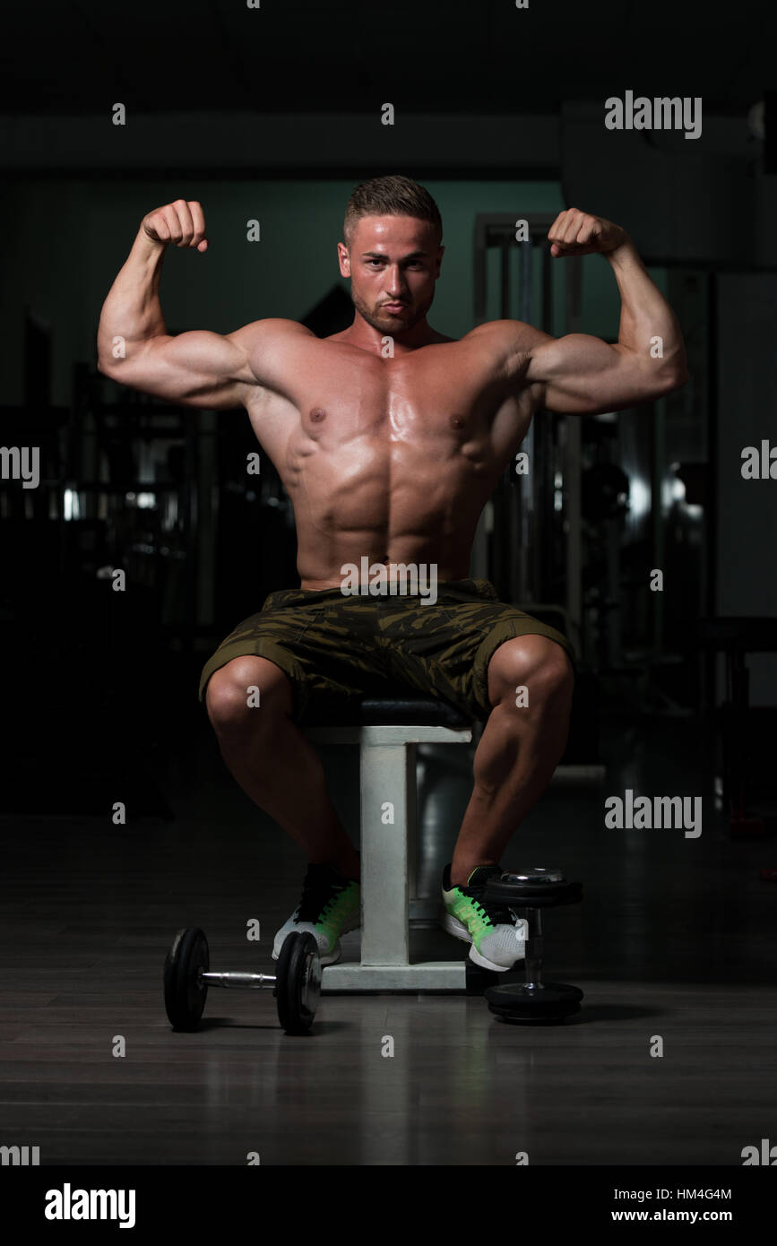 Portrait d'un jeune homme en bonne forme physique montrant son corps ...