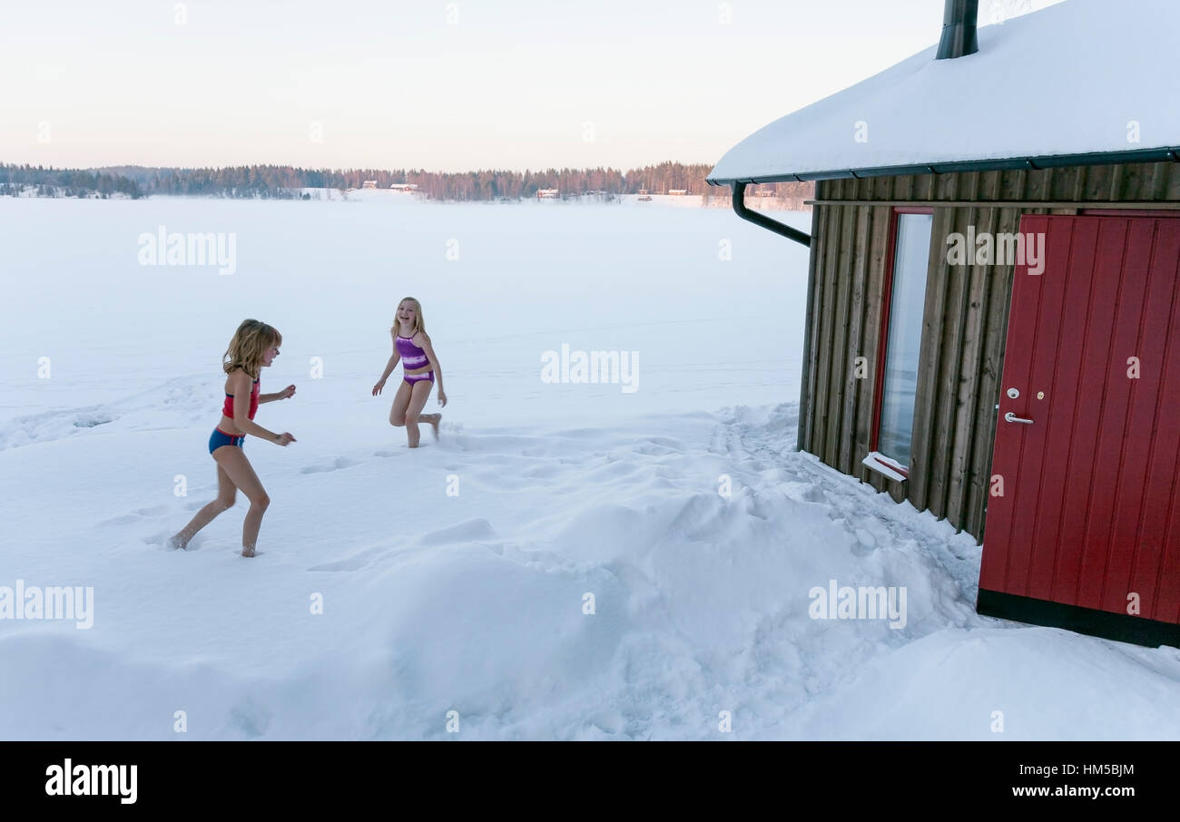 Se rafraîchir dans la neige après un sauna, la Suède Photo Stock - Alamy