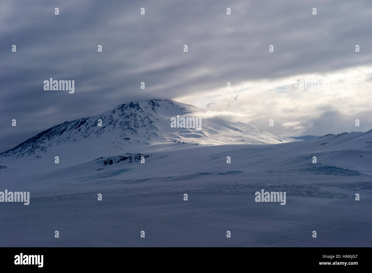 Une tempête descend sur le sommet du mont Erebus un volcan actif en ...