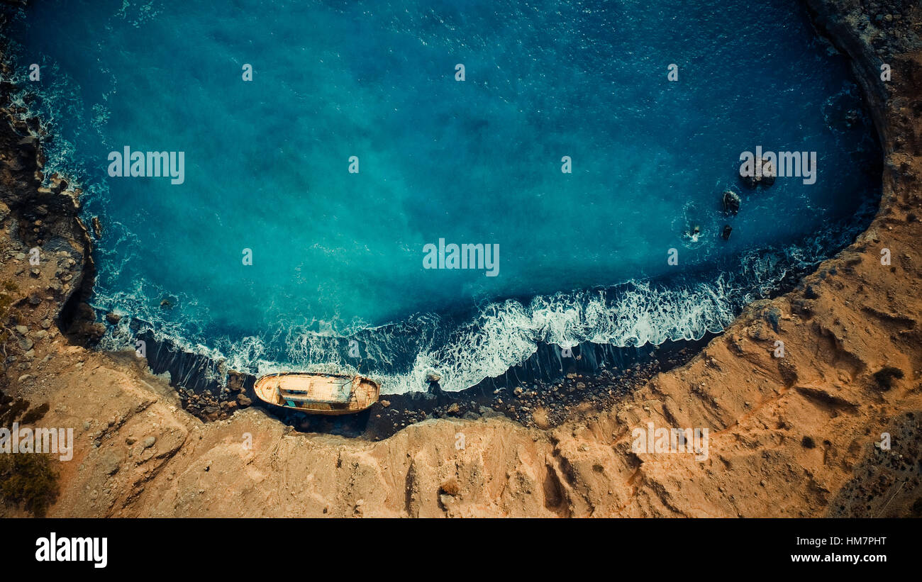 Un navire sur la rive d'un beauytiful plage grecque. Cela a été tourné ...