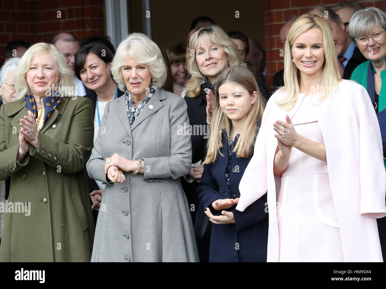 Avec amanda holden et sa fille alexa hughes Banque de photographies et ...