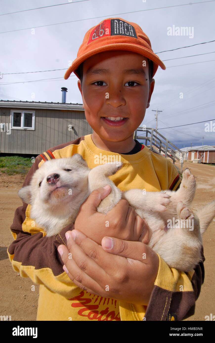 Inuit Boy With Dog Banque d'image et photos - Alamy
