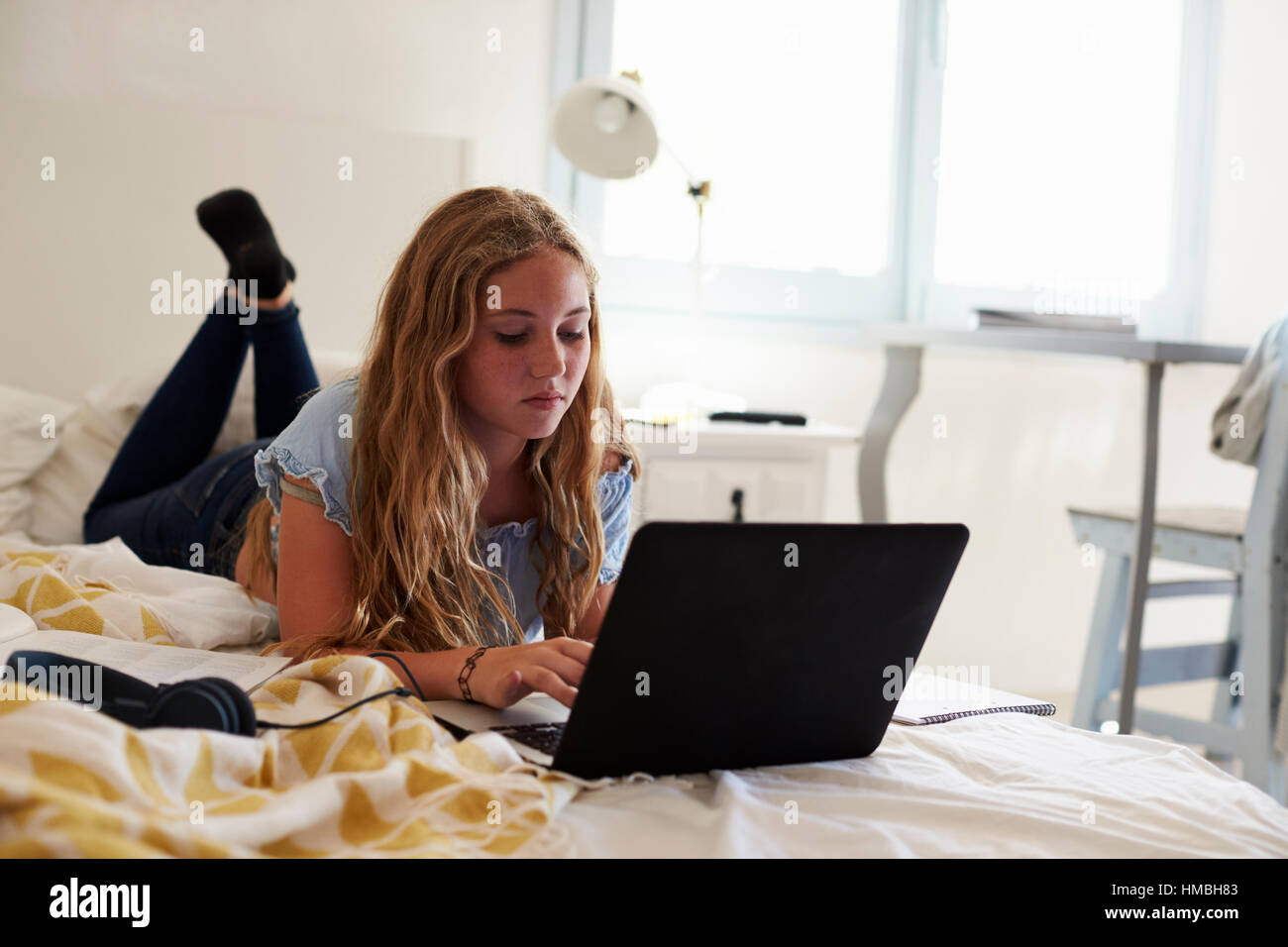 Teenage Girl 14 15 Sitting On Bed Banque De Photographies Et Dimages à