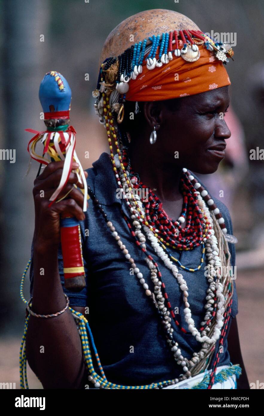 Femme diola avec une coiffe rituelle Banque de photographies et d’images à haute résolution - Alamy
